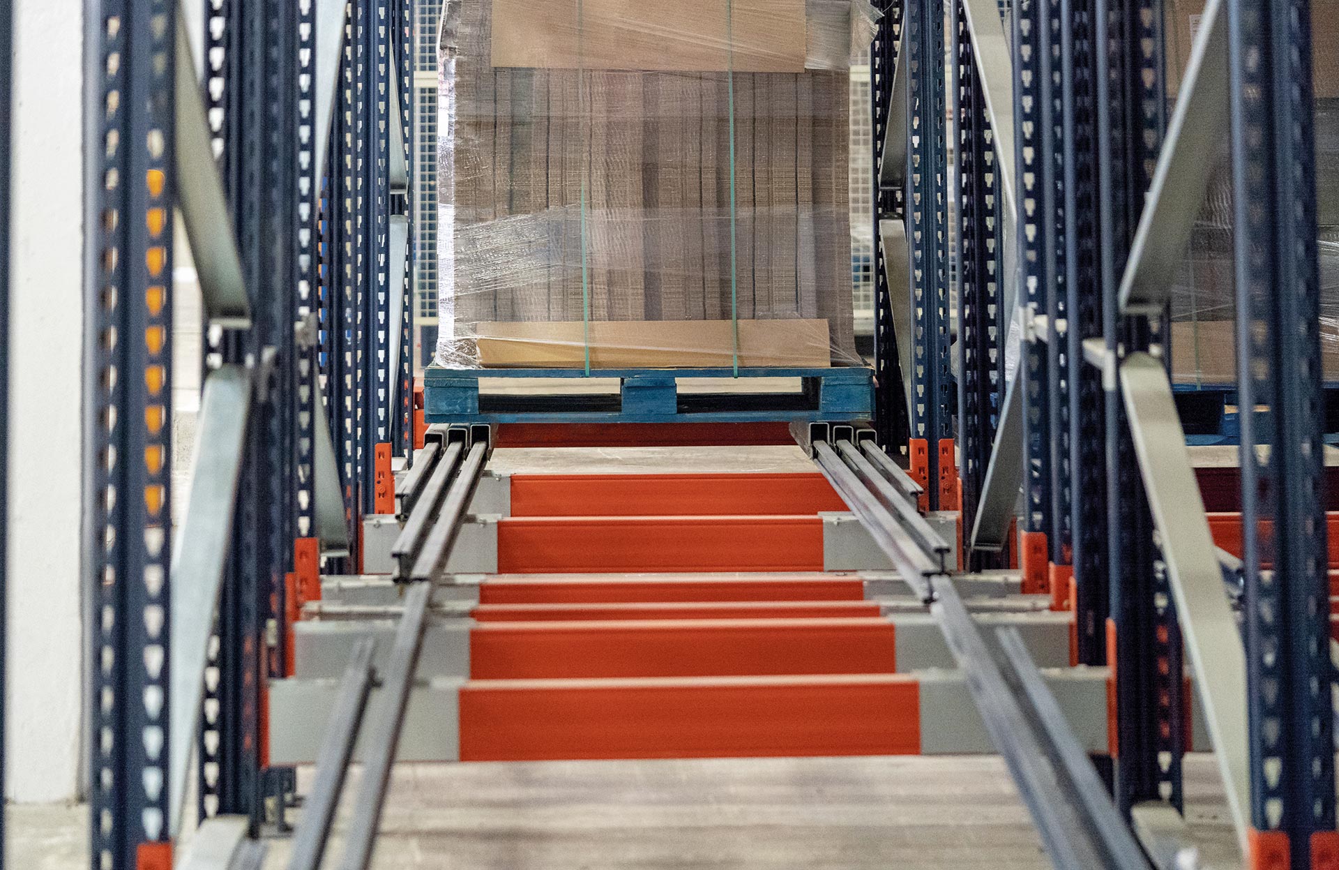 Rayonnage Push-Back, Palettier Push-Back - Mecalux.fr