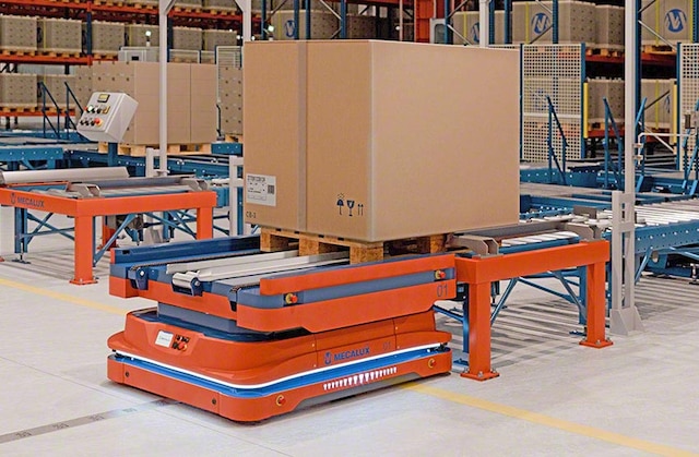 Robots mobiles autonomes (AMR) - Mecalux.fr