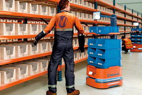 Robots mobiles autonomes (AMR) - Mecalux.fr