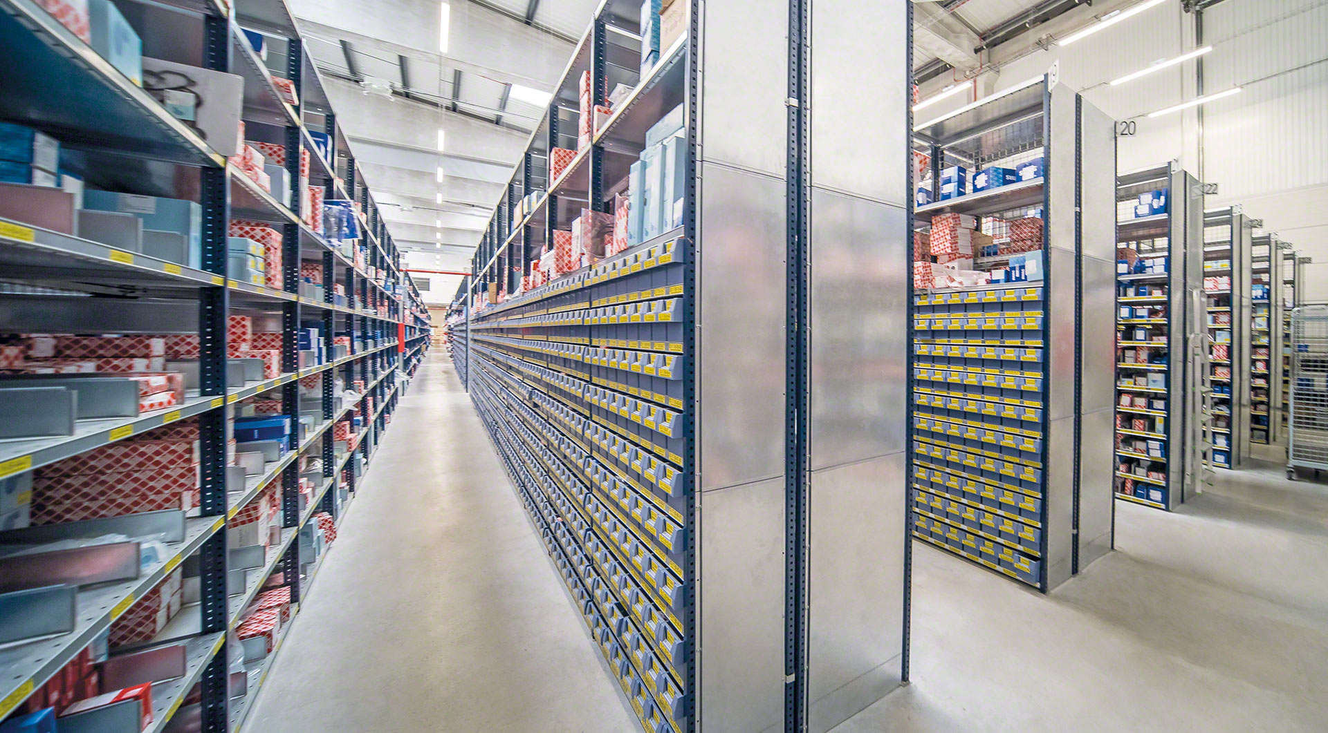 Rack et rayonnage industriel pour charges légères - Mecalux.fr